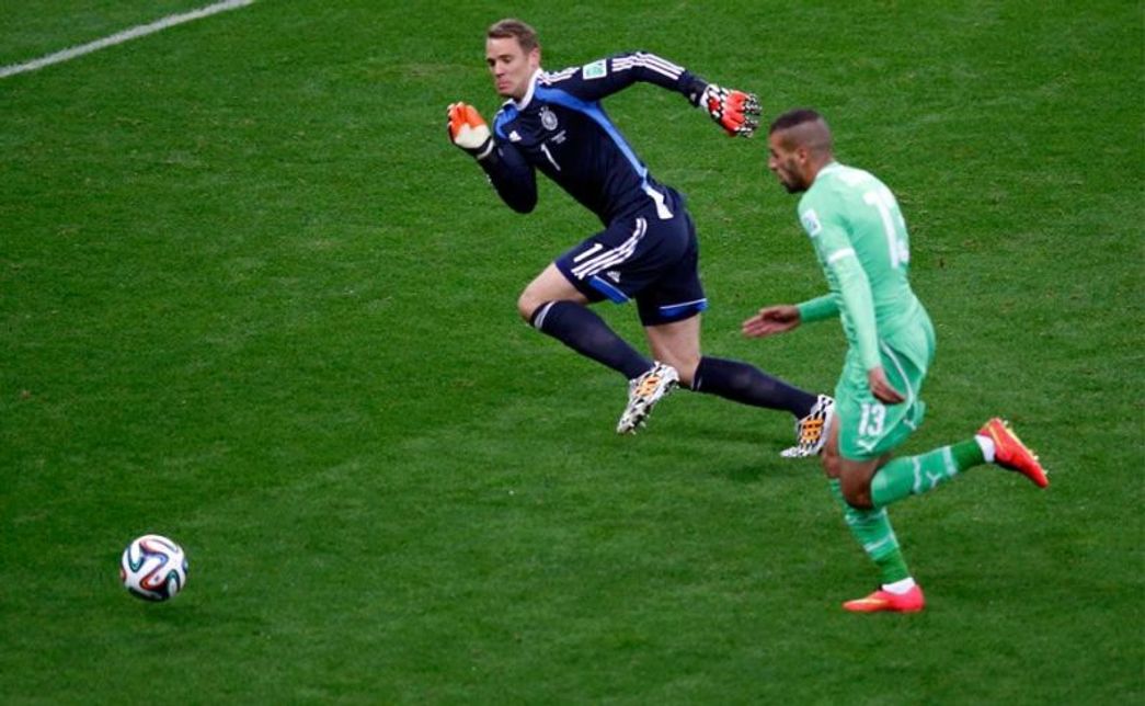 What is a sweeper keeper? - Football tactics explained