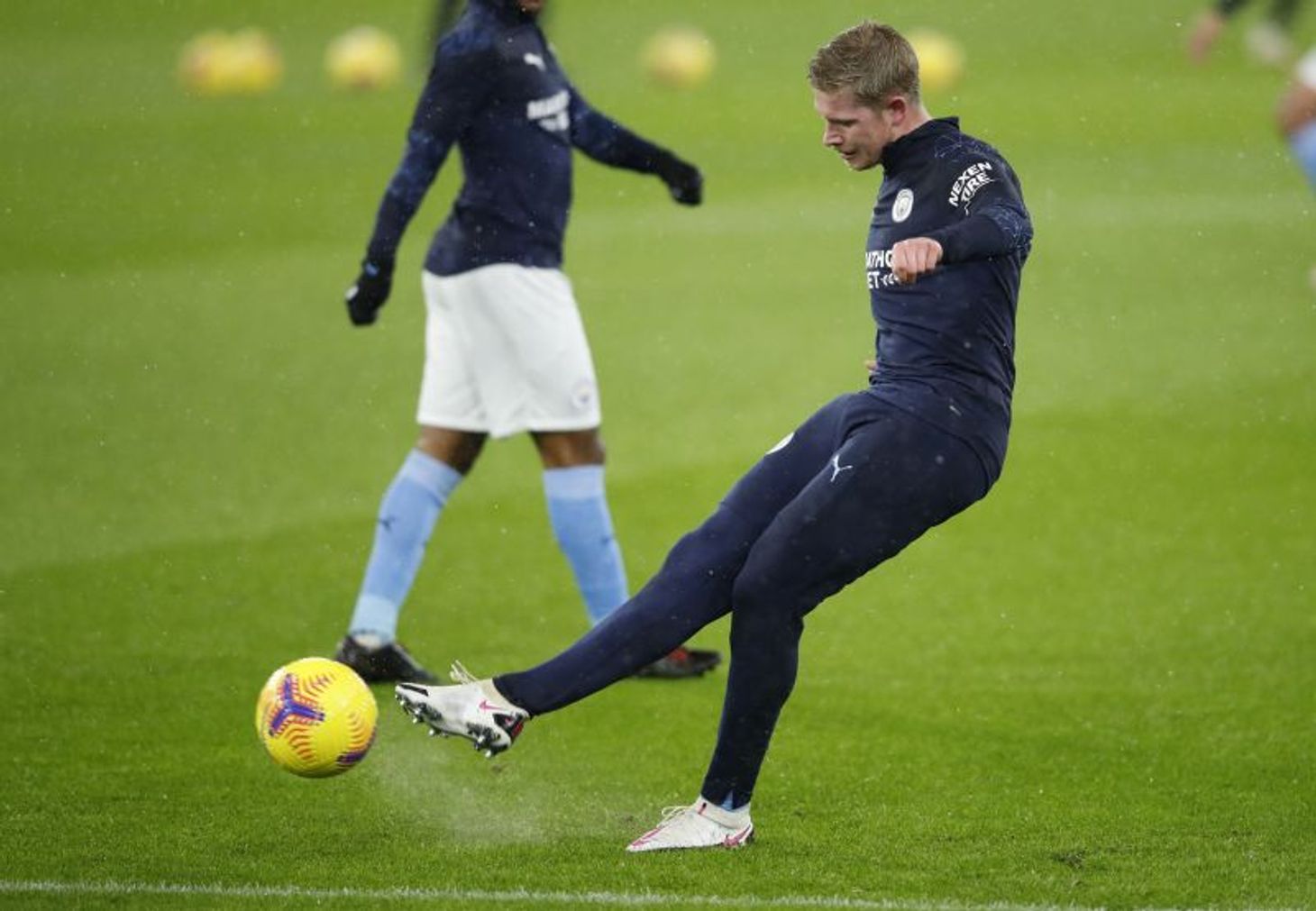 Top 5 active crossers in world football