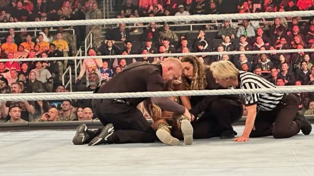 [WATCH] WWE star yelled “my knee” after match; taken backstage by referees
