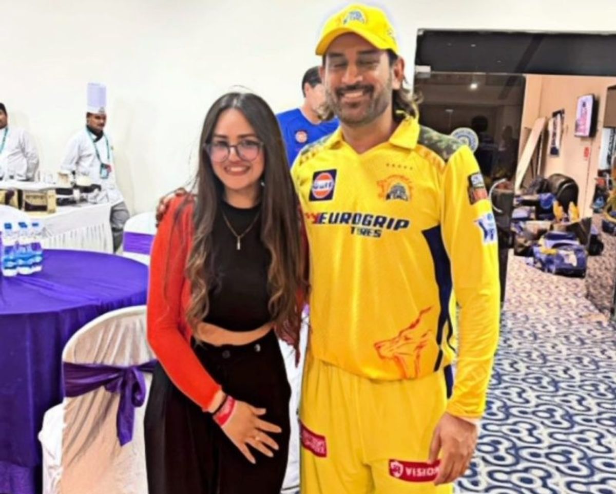 In Pictures: Abhishek Sharma's sister Komal poses with MS Dhoni ...