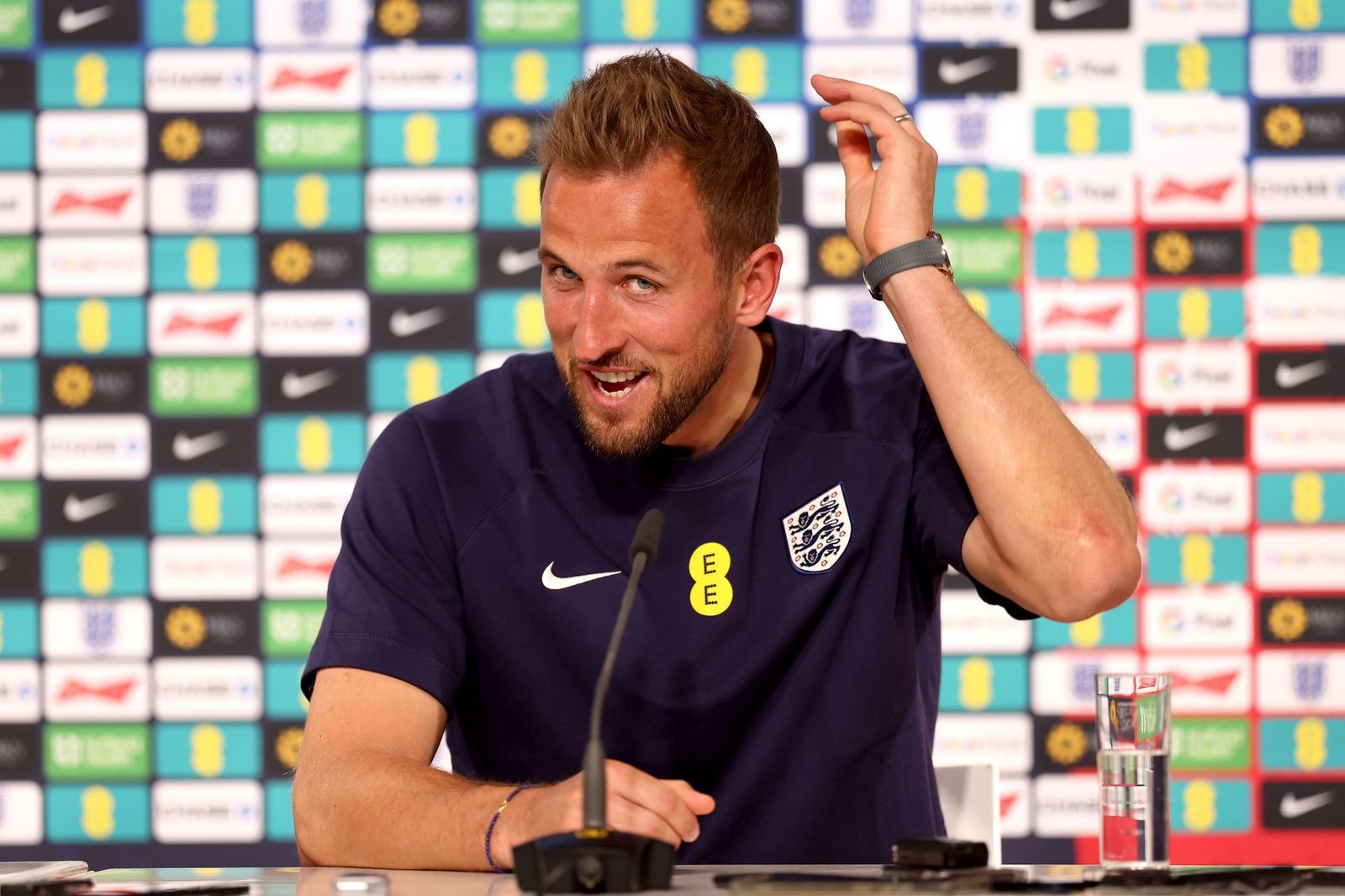 "We are here to analyze" - Gary Lineker and Alan Shearer respond to ...