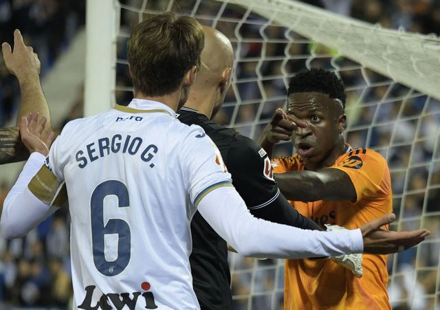 Real Madrid: "Not a problem of color" - Former boss insists Spain is ...