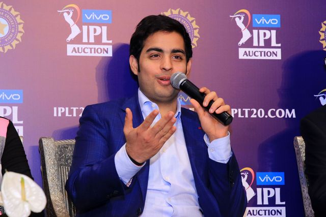 [Watch] Akash Ambani gets up to shake hands with RCB management for not ...