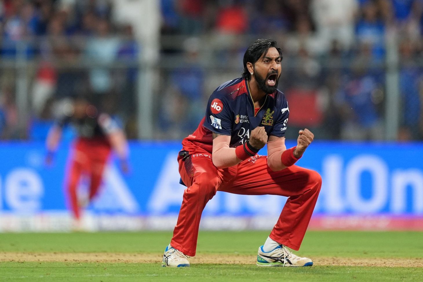 Phil Salt and Tim David combine to pull off a terrific catch in the final over of MI vs RCB IPL ...