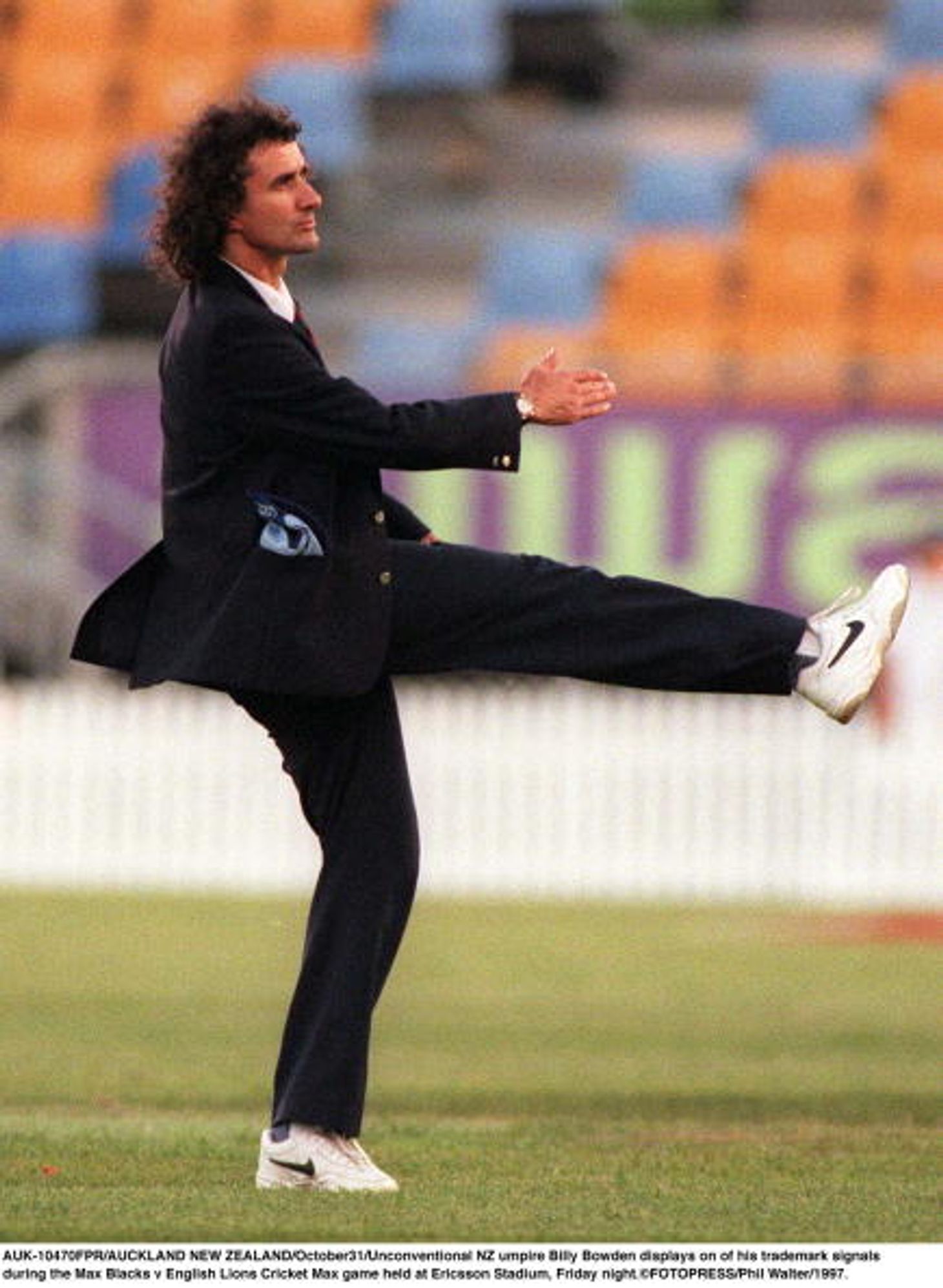 Billy Bowden: The Reason behind the crooked finger and 7 facts you ...