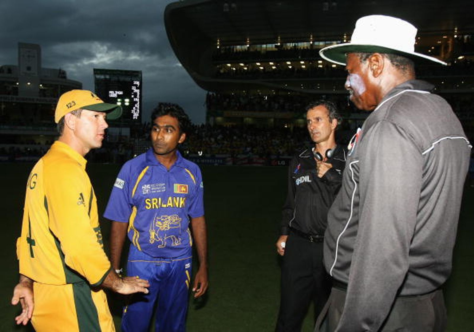 Billy Bowden: The Reason behind the crooked finger and 7 facts you ...