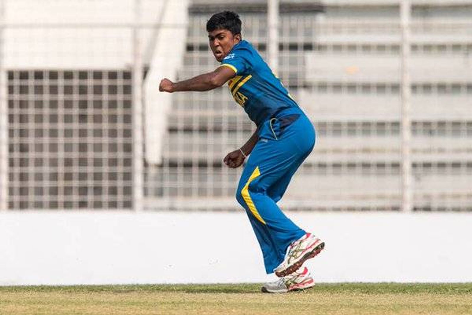 5 cricketers who bowled with both hands