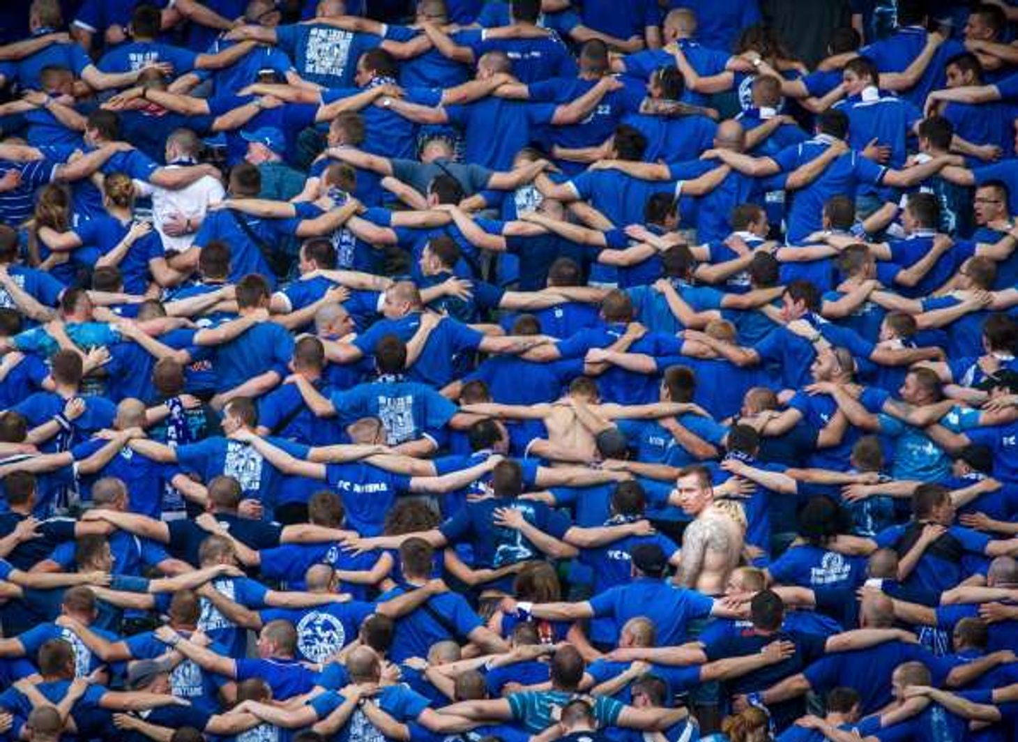 10 football teams with the best fans in the world