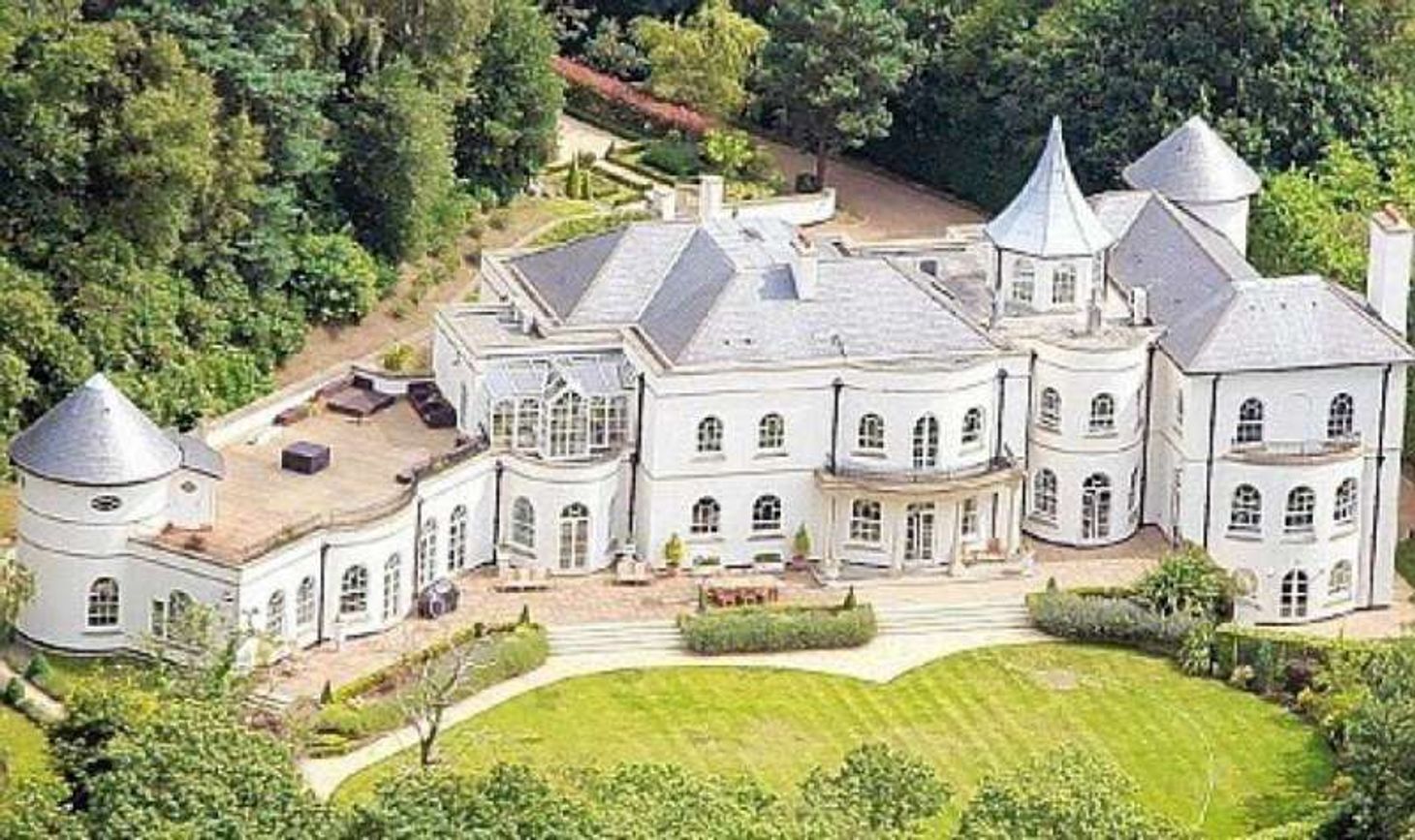 10 famous footballers and their luxury homes