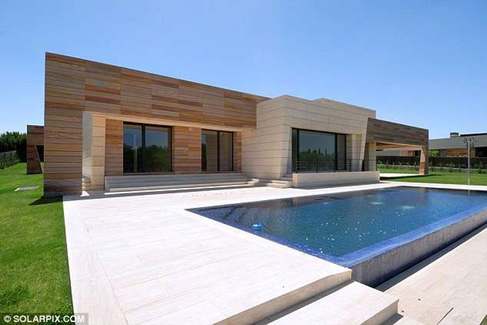 10 famous footballers and their luxury homes