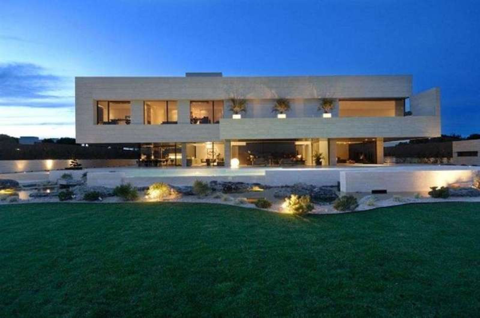 10 famous footballers and their luxury homes