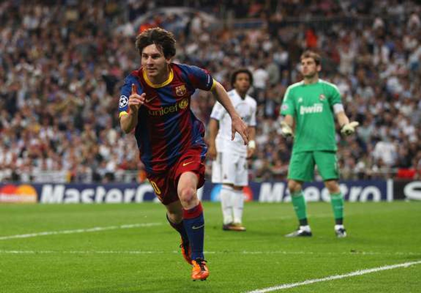 5 best ever dribbles by Lionel Messi