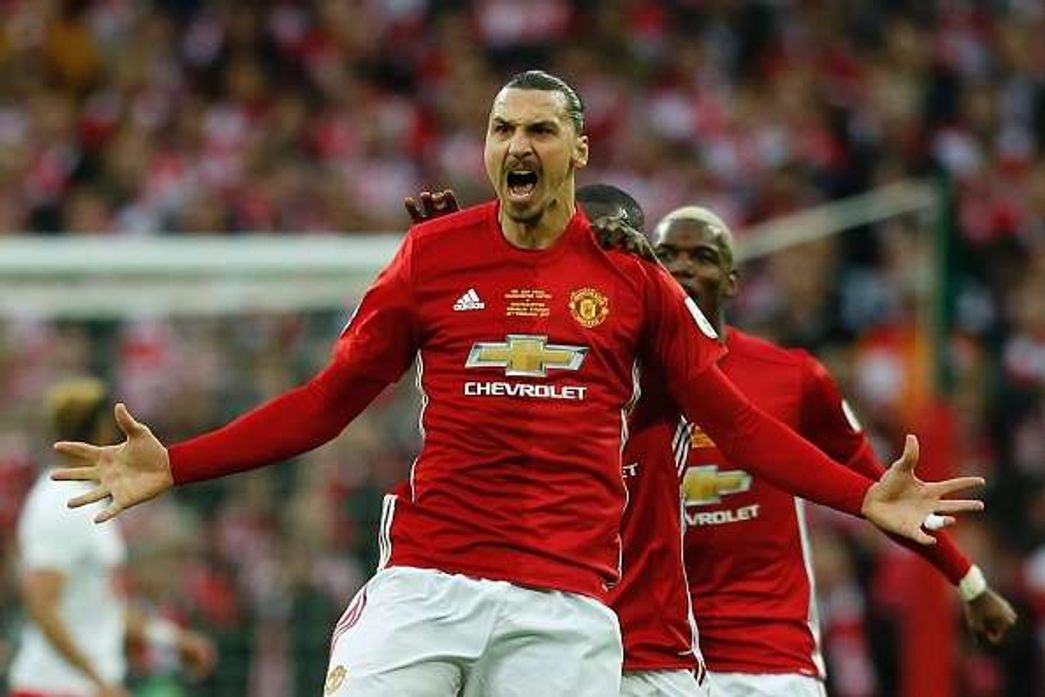 10 footballers with most trophies in club football